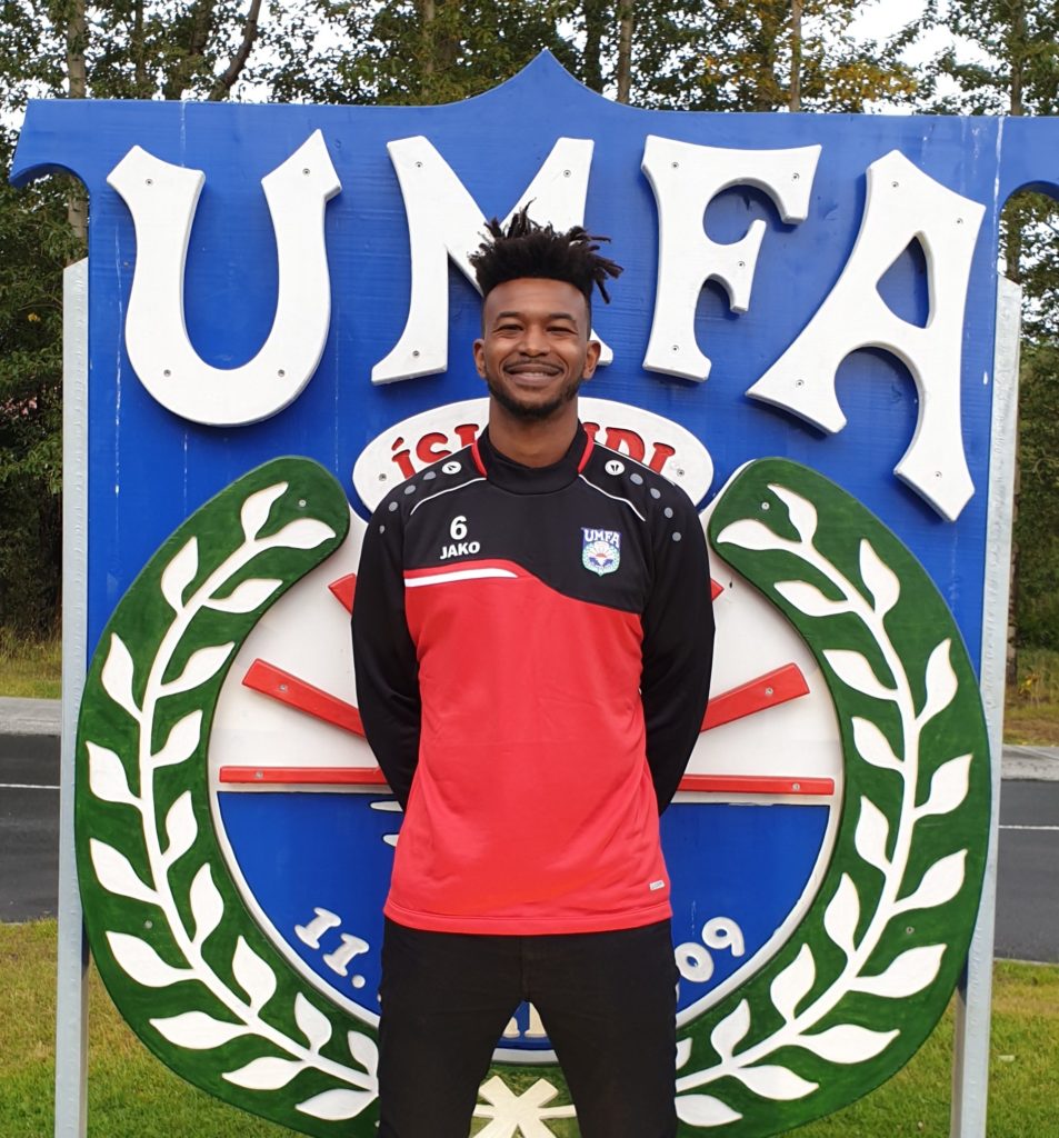 Quentin Moore skrifar undir samning við Blakdeild Aftureldingar ...