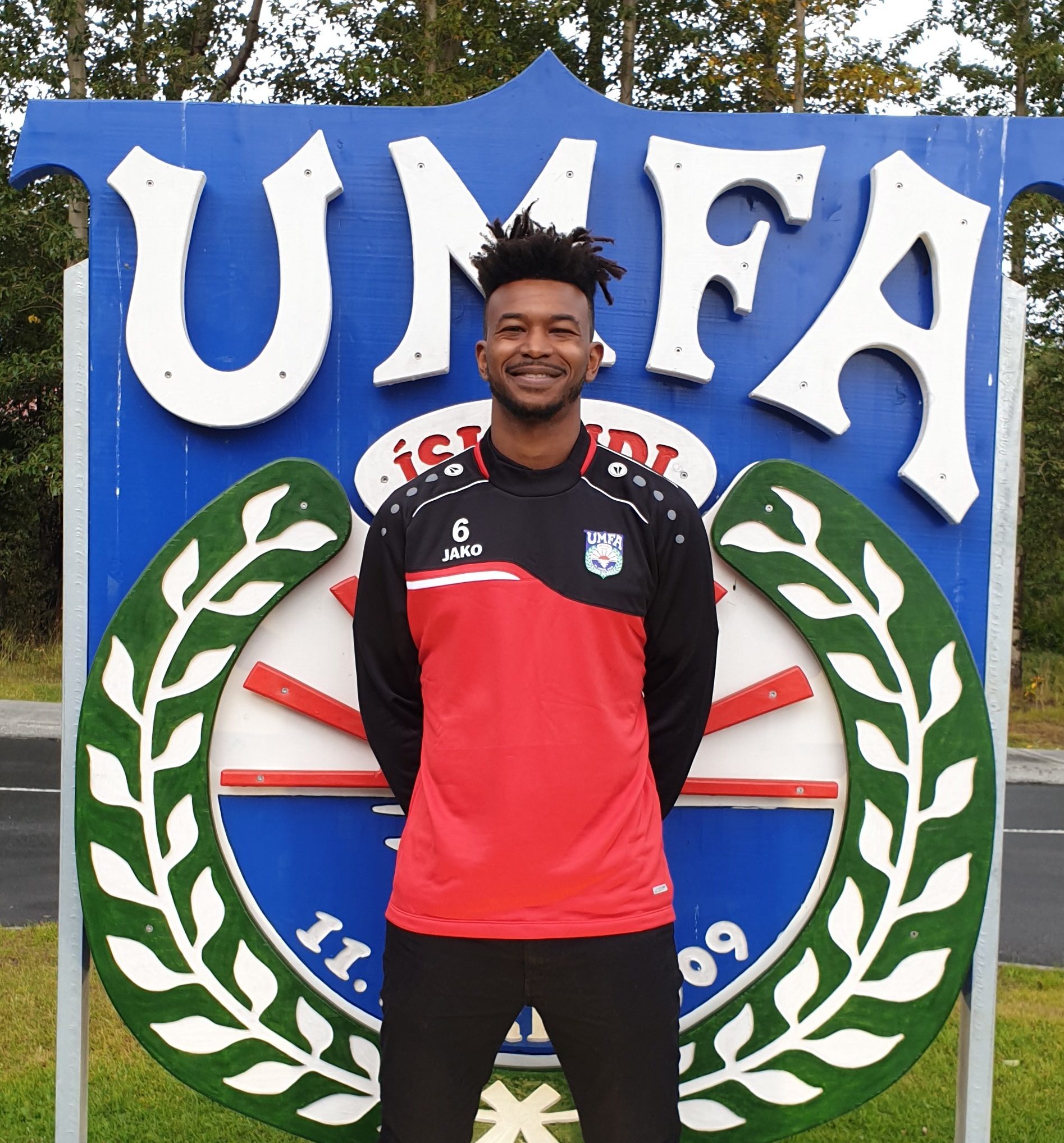 Quentin Moore skrifar undir samning við Blakdeild Aftureldingar ...